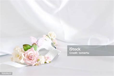 우아하고 섬세 한 실크 배경 위에 분홍색 꽃 장식과 흰색 베네치아 마스크의 사진 0명에 대한 스톡 사진 및 기타 이미지 0명 Theatrical Performance