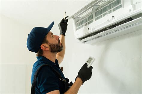 현대식 에어컨 장치를 설치하고 점검하는 기술자의 근접 촬영 가정 난방에 대한 스톡 사진 및 기타 이미지 가정 난방 공기조화 기술자 Istock