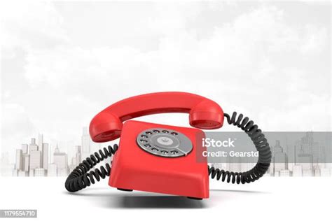 흰색 도시 고층 빌딩 배경에 빨간색 복고풍 전화의 3d 렌더링 3차원 형태에 대한 스톡 사진 및 기타 이미지 3차원 형태 개념 고풍스런 Istock