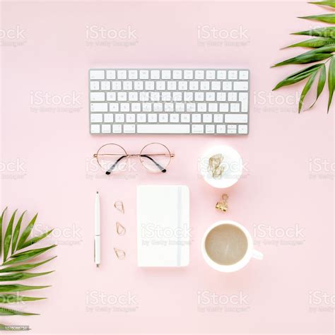 컴퓨터 녹색 잎 손바닥 클립 보드사무실 테이블 데스크 맨 위 보기입니다 플랫 레이 홈 오피스 작업 공간 핑크 배경에 여성 액세서리 0명에 대한 스톡 사진 및 기타 이미지