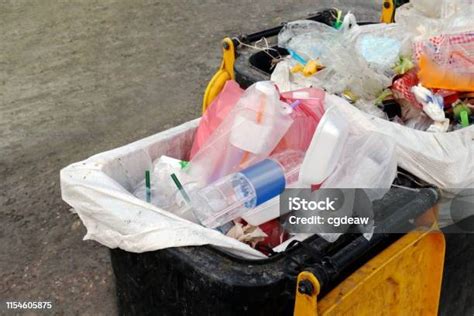 쓰레기통 쓰레기 폐기물 플라스틱 쓰레기 전체 쓰레기통 폐 비닐 봉투 닫기 오염 쓰레기 플라스틱 폐기물 쓰레기 비닐 봉투 힙 가득