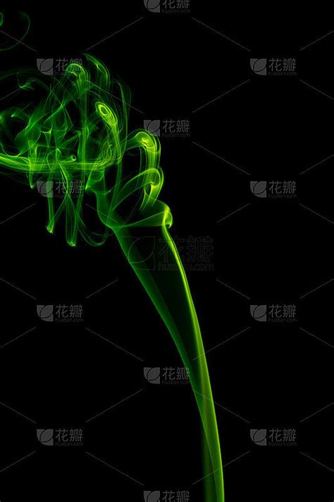 黑色背景下的绿色抽象烟雾