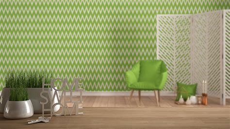 나무 테이블 책상 이나 선반 화분된 잔디 공장 집 열쇠와 3d 문자 만들기 단어 홈 스위트 홈 현대 거실 건축 인테리어 디자인