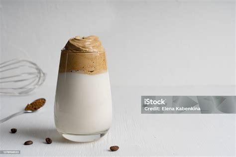 부엌에서 흰색 나무 테이블에 토핑과 함께 키가 큰 유리에 제공 수제 달고나 커피 드라이빙 0명에 대한 스톡 사진 및 기타 이미지 0명 갈색 거품 내기 Istock