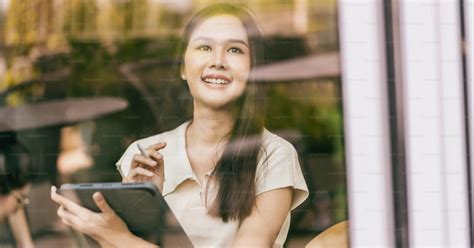 매력적인 여성 성인 여성 캐주얼 릴렉스 천 행복 대화 감정 표현 핸드 폰 통신 아웃 도어 매장 디지털 Namad 다운 시프트 라이프 스타일을 반영 사진 Unsplash의