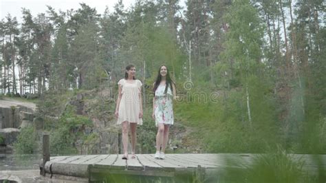 Zwei H Bsche M Dchen Schmierten Ihre Beine Mit Lotion In Der Sauna Stock Video Video Von