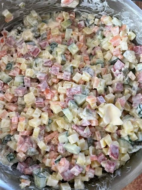 Амттай Нийслэл салат Орц Төмс 1 кг Хиам эсвэл мах 300гр Вандуй 50 гр Сонгино 50 гр Давсалсан