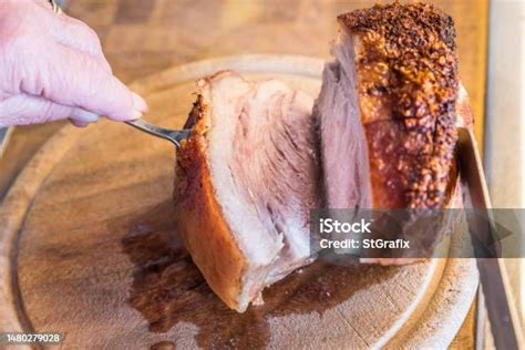 진짜 푸짐한 수제 구운 돼지고기는 독일 주방의 나무 판자에 부분으로 자릅니다 고기에 대한 스톡 사진 및 기타 이미지 고기 구이 도마 요리 도구 Istock
