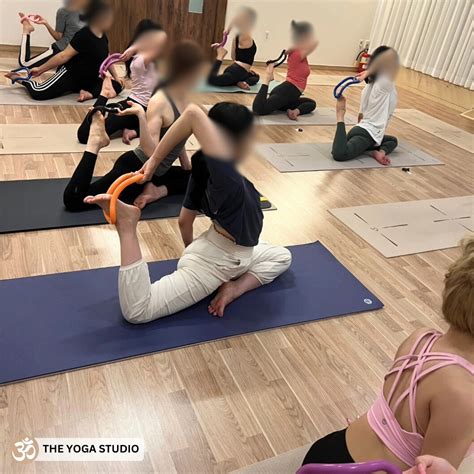 더핫요가스튜디오 요가수업 에카 파다 라자카포타사나는 엉덩이와 허벅지를 스트레칭하고 골반 주변의