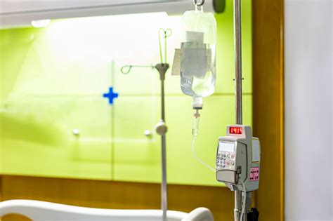 제어를 위한 자동 주입 펌프는 체액 약물 이나 영양분 염화 나트륨 또는 염화 나트륨 용액 Iv 드립 백이 병원의 방에 서 있을 수 있습니다 가방에 대한 스톡 사진 및 기타