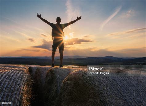배낭을 메고 손을 들고 석양에 잔디 베일 위에 서 있는 남자 자연 보호 구역 Novohradske 산 체코 풍경 40 44세에 대한 스톡 사진 및 기타 이미지 Istock