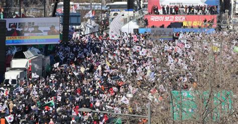 “3·1절 집회서 끝을 보자”…尹 ‘최종변론 앞두고 서울 광화문·대전서 대규모 탄핵 찬반 집회