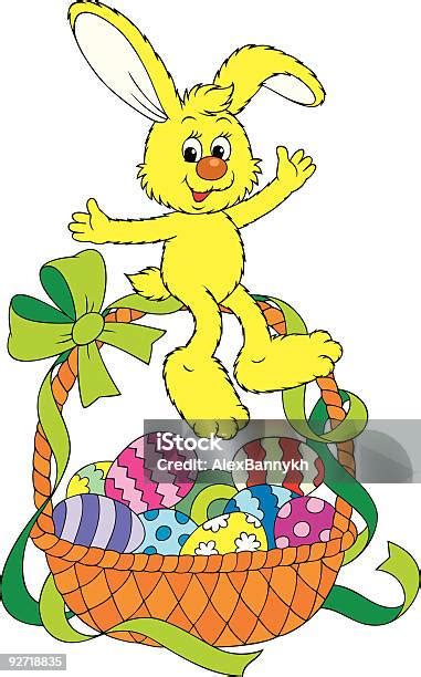 กระต่ายอีสเตอร์นั่งอยู่บนตะกร้า ภาพประกอบสต็อก ดาวน์โหลดรูปภาพตอนนี้ Easter Bunny Egg