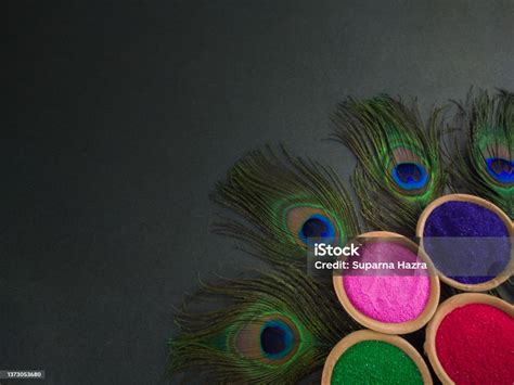 인도 색채 축제를 계기로 점토 냄비에 홀리를 위한 다채로운 파우더 공작 깃털과 검은 배경에 대한 행복 홀리 테마 샷 0명에 대한 스톡 사진 및 기타 이미지 Istock