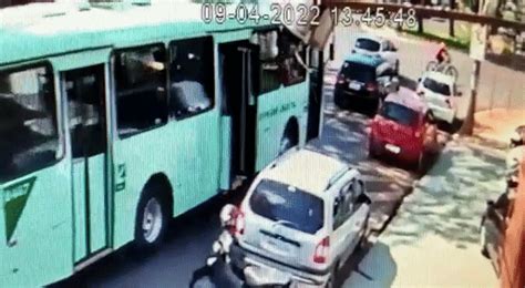 Câmera De Segurança Flagra Momento Em Que Mulher Cai De ônibus Que