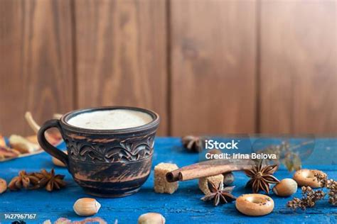 커피 향기로운 향신료 푸른 나무 테이블에 갈색 지팡이 설탕과 갈색 점토 컵 가을 분위기 10월에 대한 스톡 사진 및 기타 이미지 Istock