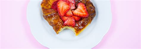 물린 퍼프 페이스트리 롤 또는 롤 신선한 딸기와 케이크 핑크 배경에 맛있는 과자 유혹과 디저트 미니멀리즘 독창적이고 창의적인 이미지 아름다운 음식 벽지 0명에 대한 스톡