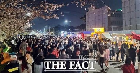 청주 푸드트럭 축제 45만명 인파로 대박