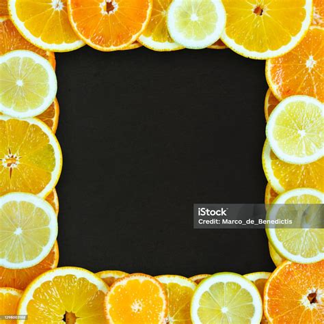 검은 색 배경에 오렌지와 레몬 과일 프레임 공간을 복사합니다 맨 위 보기입니다 제품에 대한 라벨 디자인 비어 있음에 대한 스톡 사진 및 기타 이미지 Istock