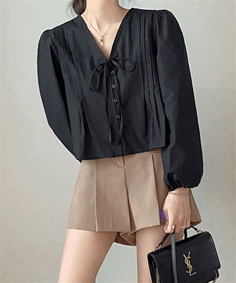 봄🌼 🚀당발 메르 핀턱 크롭 블라우스 2color V넥 리본 벌룬 퍼프 직장인 오피스 결혼식 하객 데이트 출근 여친 룩 에이블리