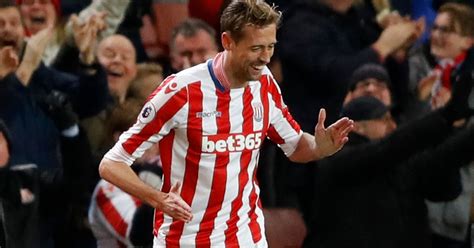 Stoke 1 1 Everton Peter Crouch Scores 100th Premier League Goal As