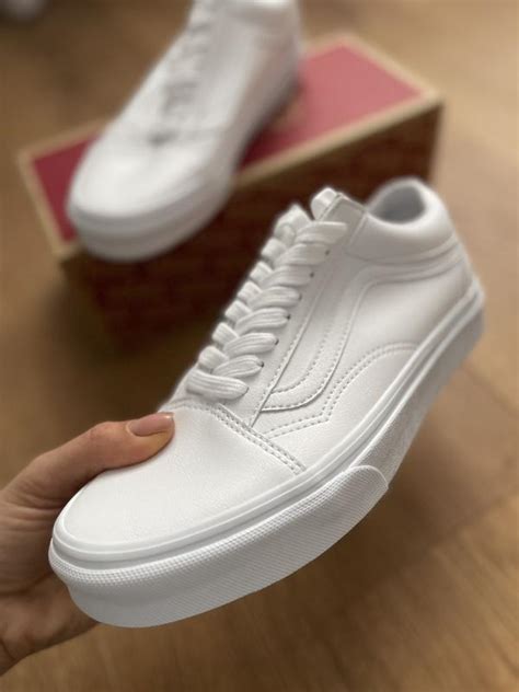 Оригінальні білі шкіряні жіночі кеди Vans — ціна 2090 грн у каталозі Кеди Купити жіночі речі за