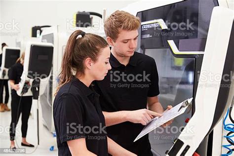 두 명의 젊은 엔지니어 운영 Cnc 기계장치 공장에서 바닥용 20 29세에 대한 스톡 사진 및 기타 이미지 20 29세 2015년 3 명 Istock