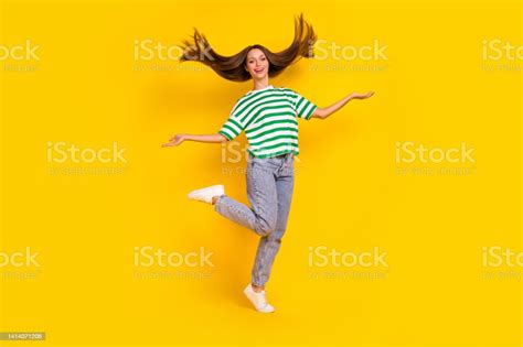 예쁜 쾌활한 숙녀 손의 전체 길이 초상화는 노란색 배경에 고립 된 비행 헤어도를 던집니다 30 34세에 대한 스톡 사진 및 기타