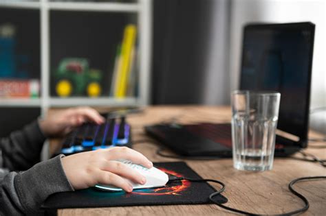 디지털 컴퓨터 마우스를 들고 컴퓨터 노트북으로 작업을 클릭하는 어린 아이의 손을 감으십시오 10 11세에 대한 스톡 사진 및 기타 이미지 Istock