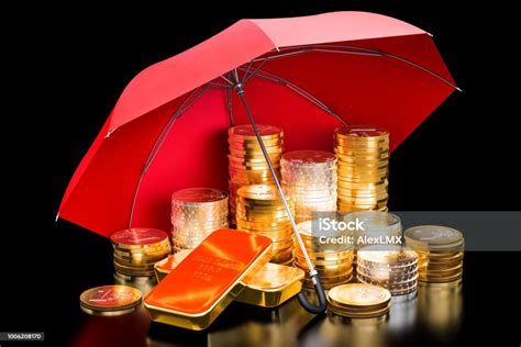 금융 보험 개념입니다 유로 동전과 우산 3d 렌더링에 고립 된 검은 배경 아래 괴 0명에 대한 스톡 사진 및 기타 이미지 0명 3차원 형태 검은색 Istock