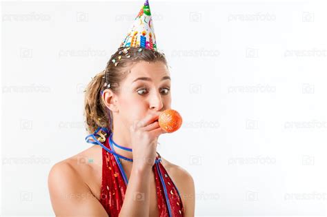 Фотография на тему Женщина празднует день рождения и надувает воздушный шарик Pressfoto