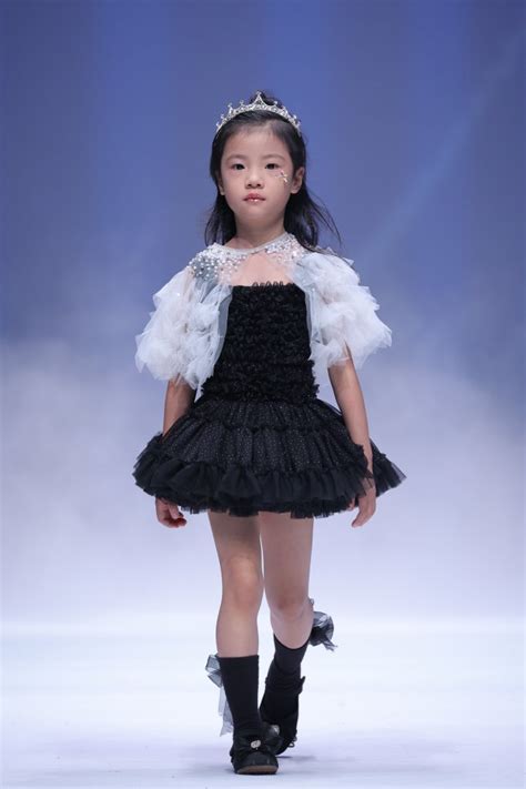 Q cutians李飞 2022春夏童装秀 Beijing Spring 2022 天天时装 口袋里的时尚指南