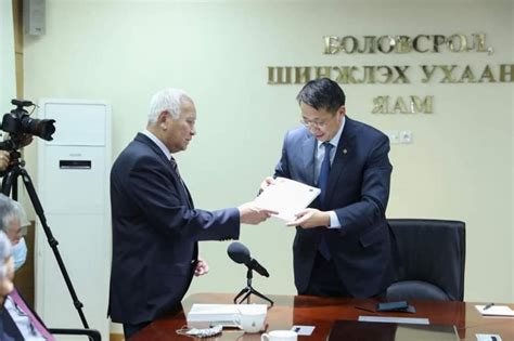 Сурах бичигт дүн шинжилгээ хийсэн тайланг БШУ ны сайд Л Энх Амгаланд өглөө