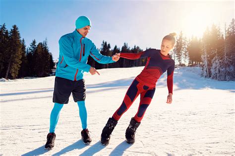 햇볕이 잘 드는 스키 슬로프에서 다리를 따뜻하게 하는 스키어 25 29세에 대한 스톡 사진 및 기타 이미지 25 29세 2명 가루눈 Istock
