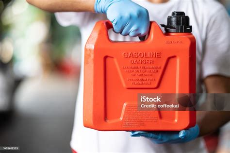 남자 손잡이 빨간 플라스틱 연료 갤런 가연성 물자 콘테이너 보충 가솔린 차 탱크를 위한 0명에 대한 스톡 사진 및 기타 이미지 0명 가솔린 갤런 Istock