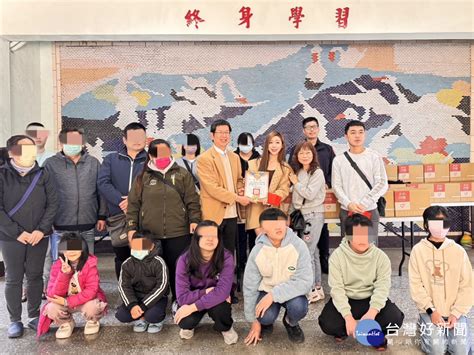 中壢警協同民力深入校園 寒冬送暖助弱勢過好年