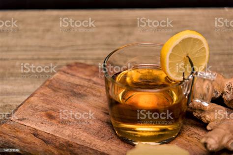 생강 뿌리 레몬 강황을 곁들인 뜨거운 차 한잔 뜨거운 차 한잔에 천연 생꿀을 추가합니다 비타민 C 음료 면역 체계 강화 레몬에 대한 스톡 사진 및 기타 이미지 Istock