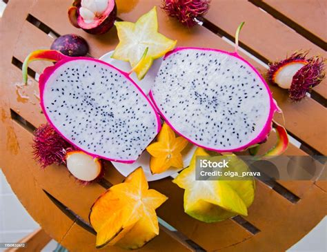 태국 드래곤 프루트 람 부탄 카람 볼로 망고스틴 업 보기에서 신선한 과일의 혼합 아름 다운 신선한 열 대 과일 슬라이스 건강한