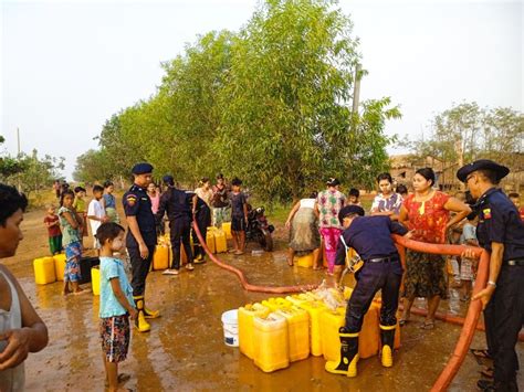 ကျိုက်ထိုမြို့‌နယ်တွင် မြို့နယ်မီးသတ်တပ်ဖွဲ့မှ သောက်သုံးရေအခက်အခဲရှိသည့် ပြည်သူများအား ရေသ