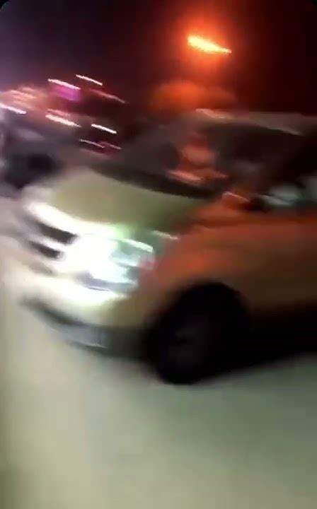 ولد لابس عباية يمقلب الناس😭😂 Youtube