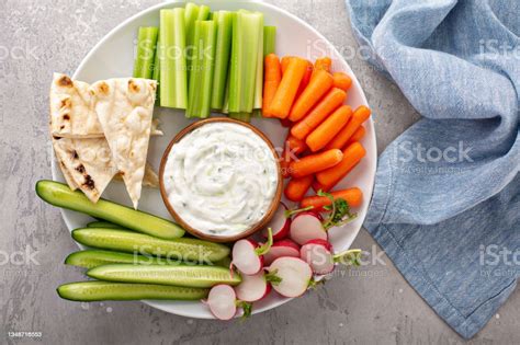 츠타지키 딥 또는 소스 신선한 채소를 곁들인 대형 스낵 보드 0명에 대한 스톡 사진 및 기타 이미지 0명 건강한 생활방식 건강한 식생활 Istock