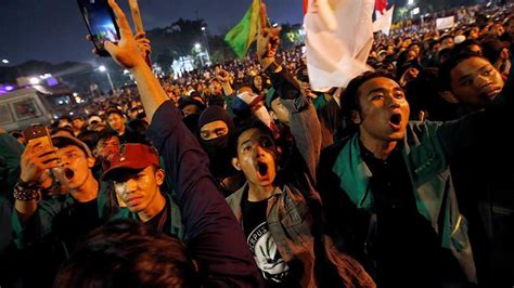 Индонез Эмх замбараагүй байдал үүсгэсэн 300 хүнийг баривчлав