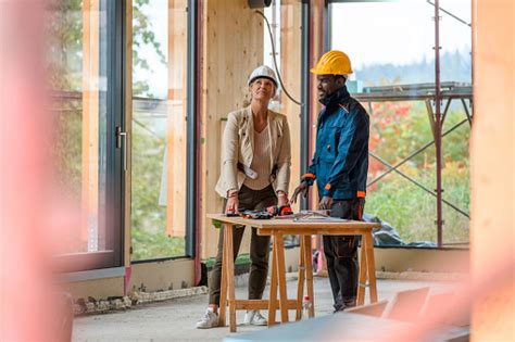 엔지니어는 지속 가능한 주택 개조 프로젝트에서 일합니다 2명에 대한 스톡 사진 및 기타 이미지 2명 30 34세 55 59세 Istock