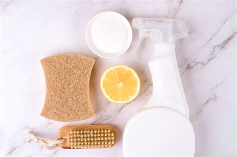 간단한 에코 재료 대나무 브러시 유기농 식기 보 레몬 베이킹 소다 구연산으로 만든 천연 가정용 세제 세트는 복사 공간이있는 대리석 배경에 있습니다 그린 클리닝 컨셉 0명에