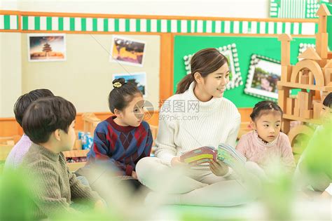幼儿园孩子听老师讲课高清图片下载 正版图片501115100 摄图网