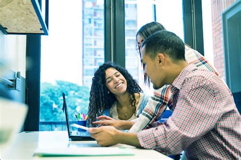 실행 중 솔루션입니다 워크스테이션에서 함께 일하는 젊은 라틴어 동료 3명 개발에 대한 스톡 사진 및 기타 이미지 개발 계획 고름 Istock