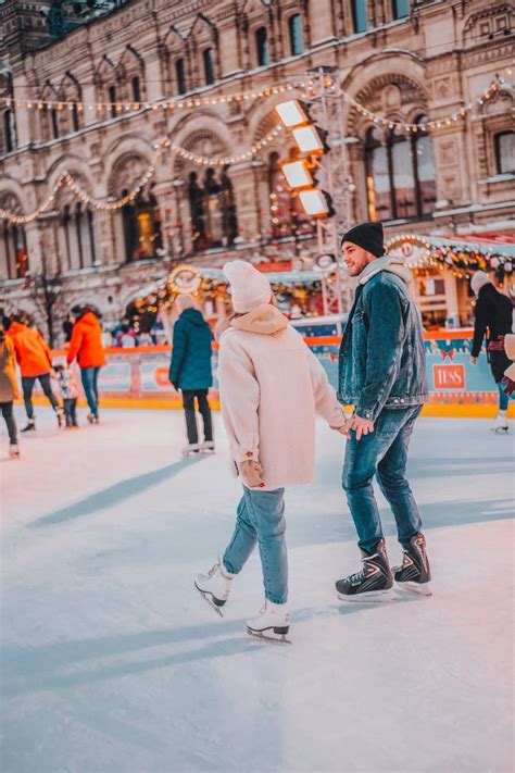 Новогодняя съёмка на катке Фото помолвки Групповые семейные фотографии Рождественские фото