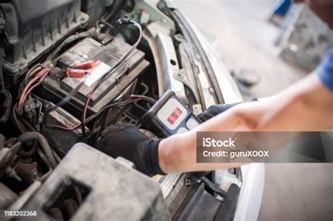 배터리 테스터를 사용하여 자동차 정비사 검사 및 테스트 자동차 축전지 Stem 주제에 대한 스톡 사진 및 기타 이미지 Stem 주제 검사 보기 과학 실험 Istock