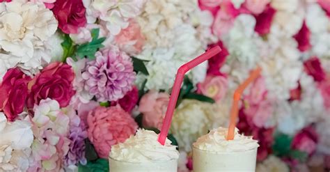 꽃 꽃 벽 꽃무늬 달콤한 음료 대리석 테이블 대리석 표면 데이지 두 잔 두 잔의 음료 밀크셰이크 배경을 흐리게