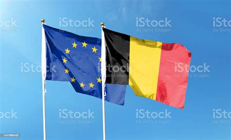 흐린 하늘에 벨기에 국기와 유럽 연합 국기 하늘에서 흔들리는 0명에 대한 스톡 사진 및 기타 이미지 0명 건물 외관 건축 Istock